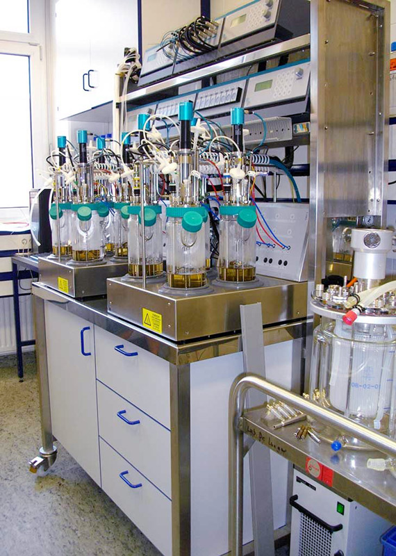 Metallarbeiten für die Pharmazie | Labortische & Halterungen